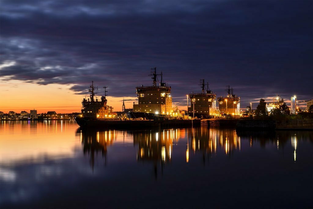 Poster – Luleå Isbrytare Stadssiluett Svartöstaden Solnedgång